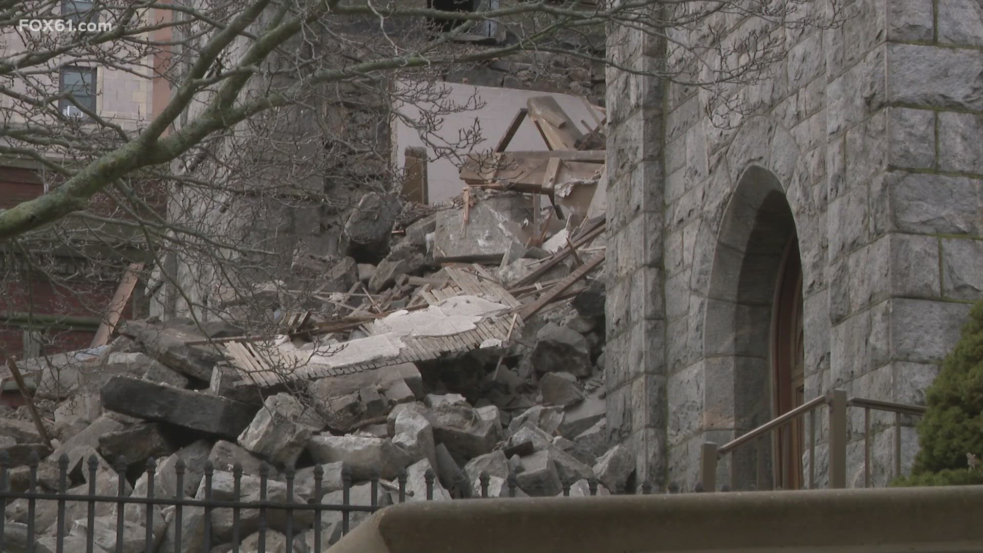 Church roof collapses in New London | fox61.com
