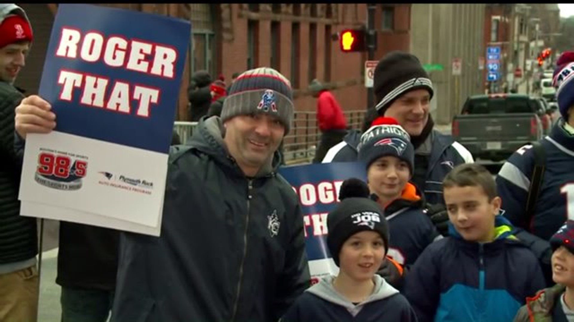 Crowds brave ice & snow for Patriots Super Bowl duck boat parade ...