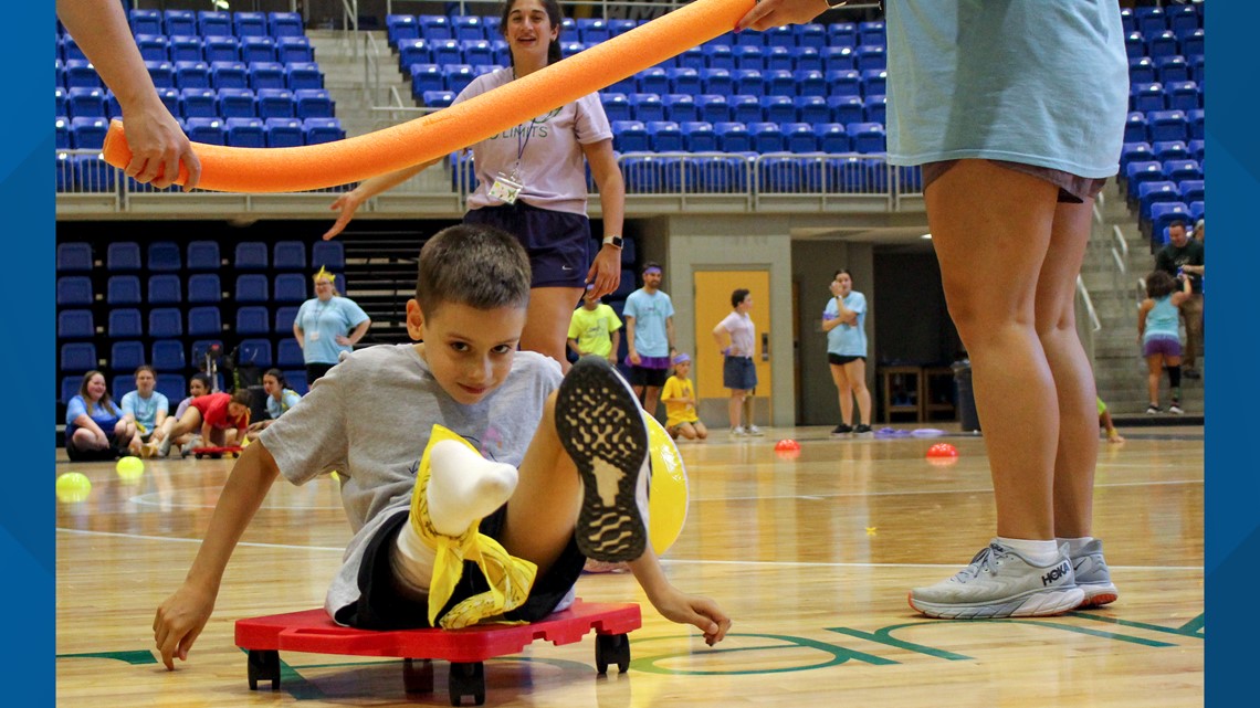 Camp for kids with limb differences helps train students | fox61.com