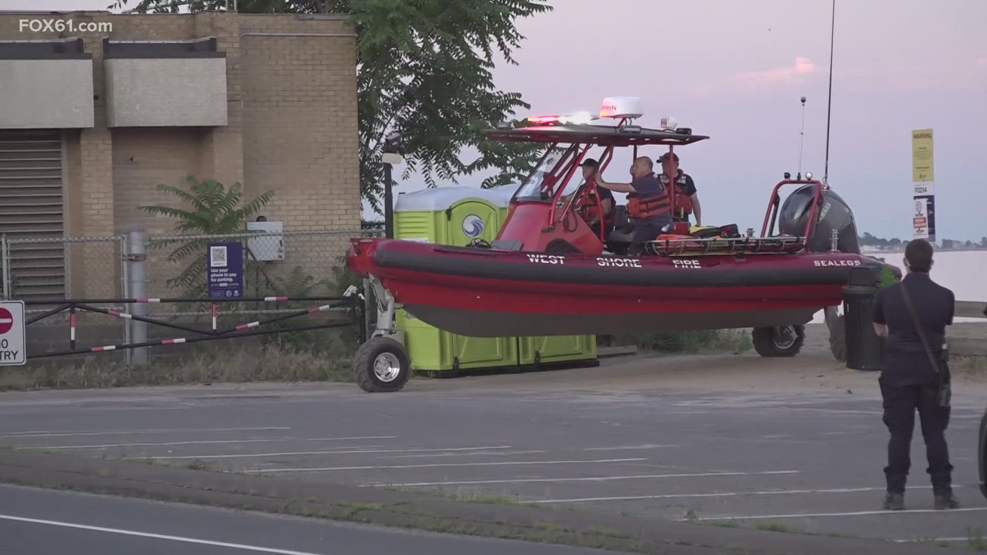2 dead after boat found on New Haven Harbor breakwall | fox61.com