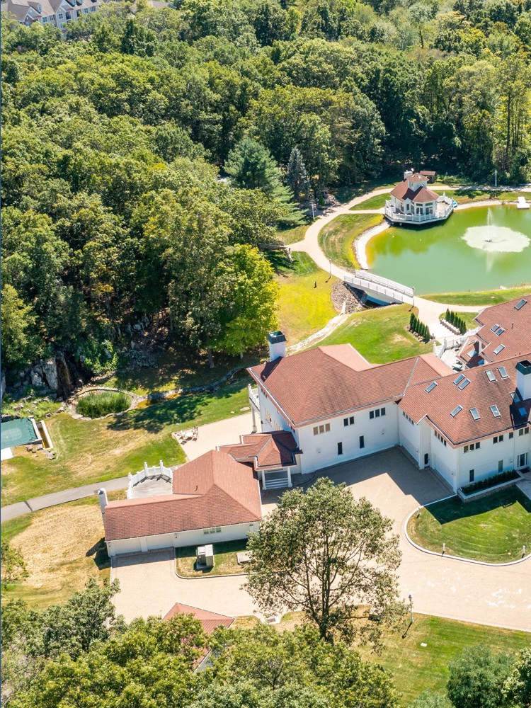 Historic Connecticut mansion lists for $9.9M | fox61.com