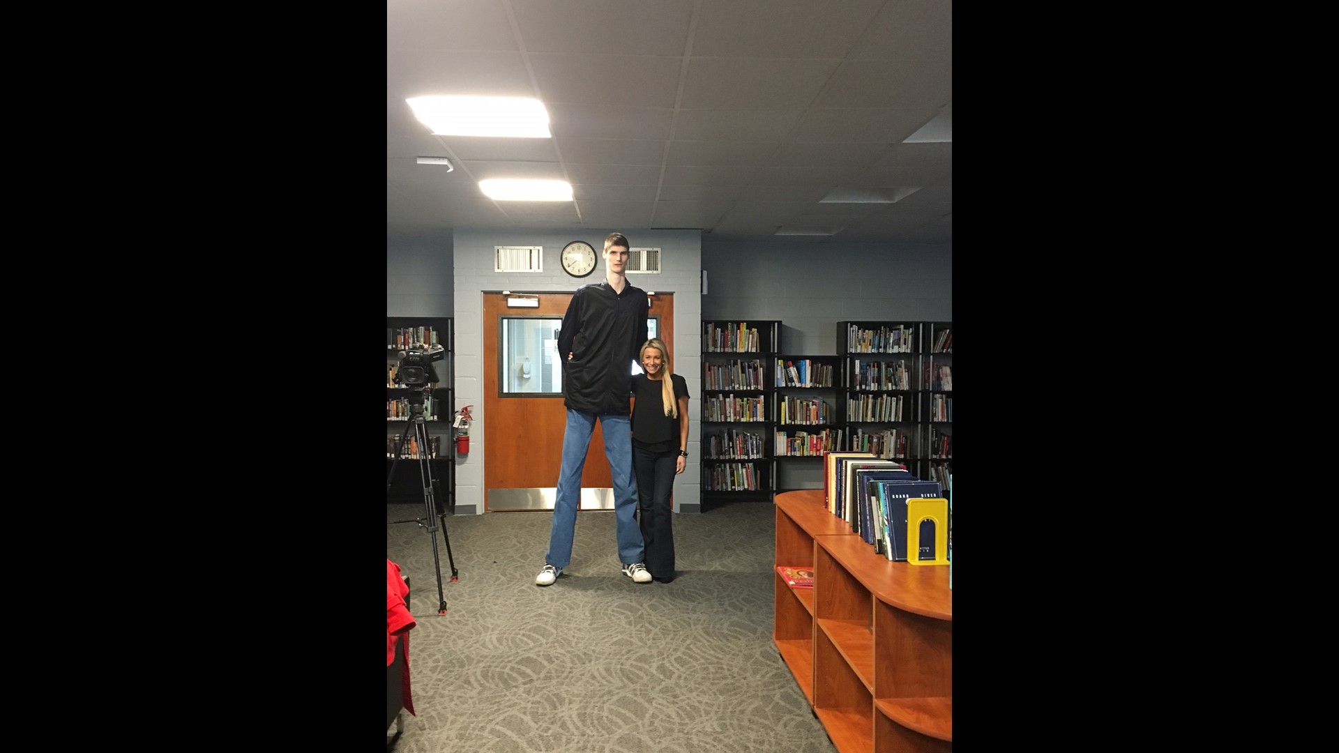 Meet 7-foot-7 high school basketball player Robert Bobroczky | fox61.com