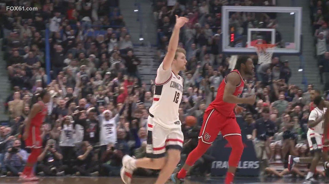 Huskies move up AP Top 25 college basketball rankings | fox61.com