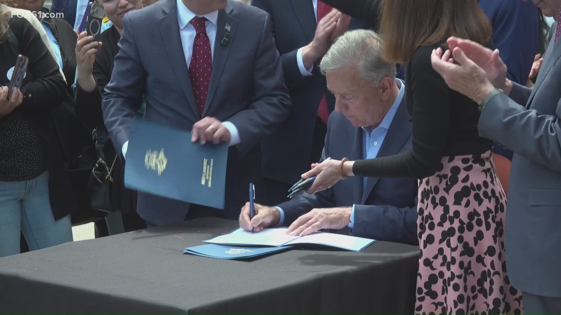 Lamont signs bill to limit ICE presence in Connecticut | fox61.com