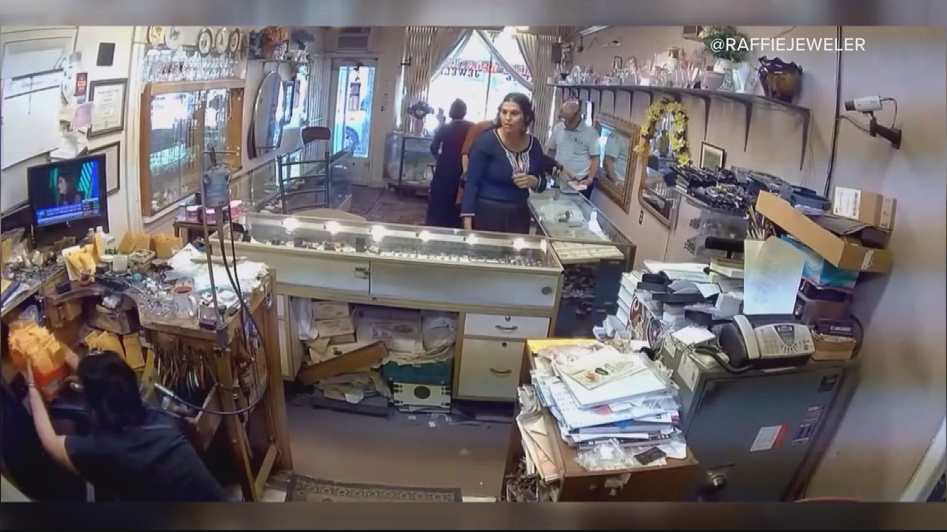Video: Women steal $70K in jewelry from Kensington store | fox43.com