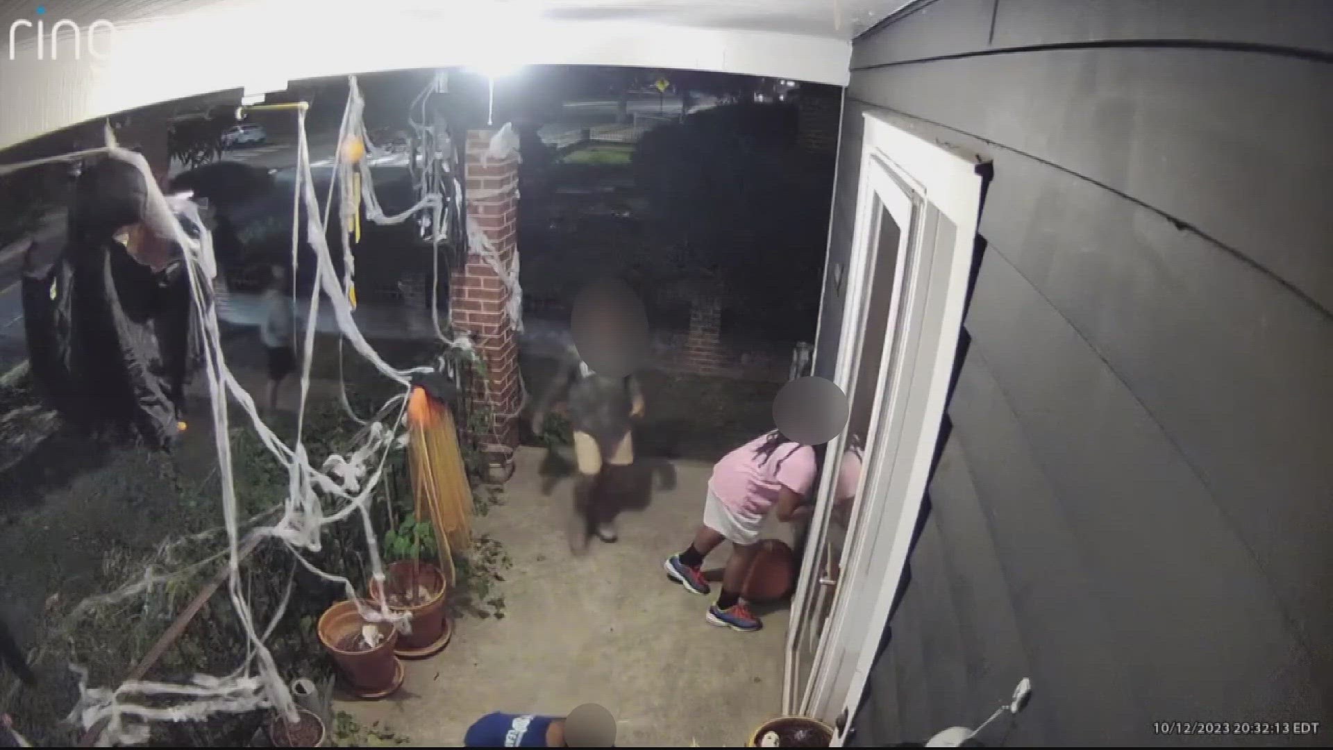 Ring camera shows adult directing kids to steal Halloween decor | fox43.com