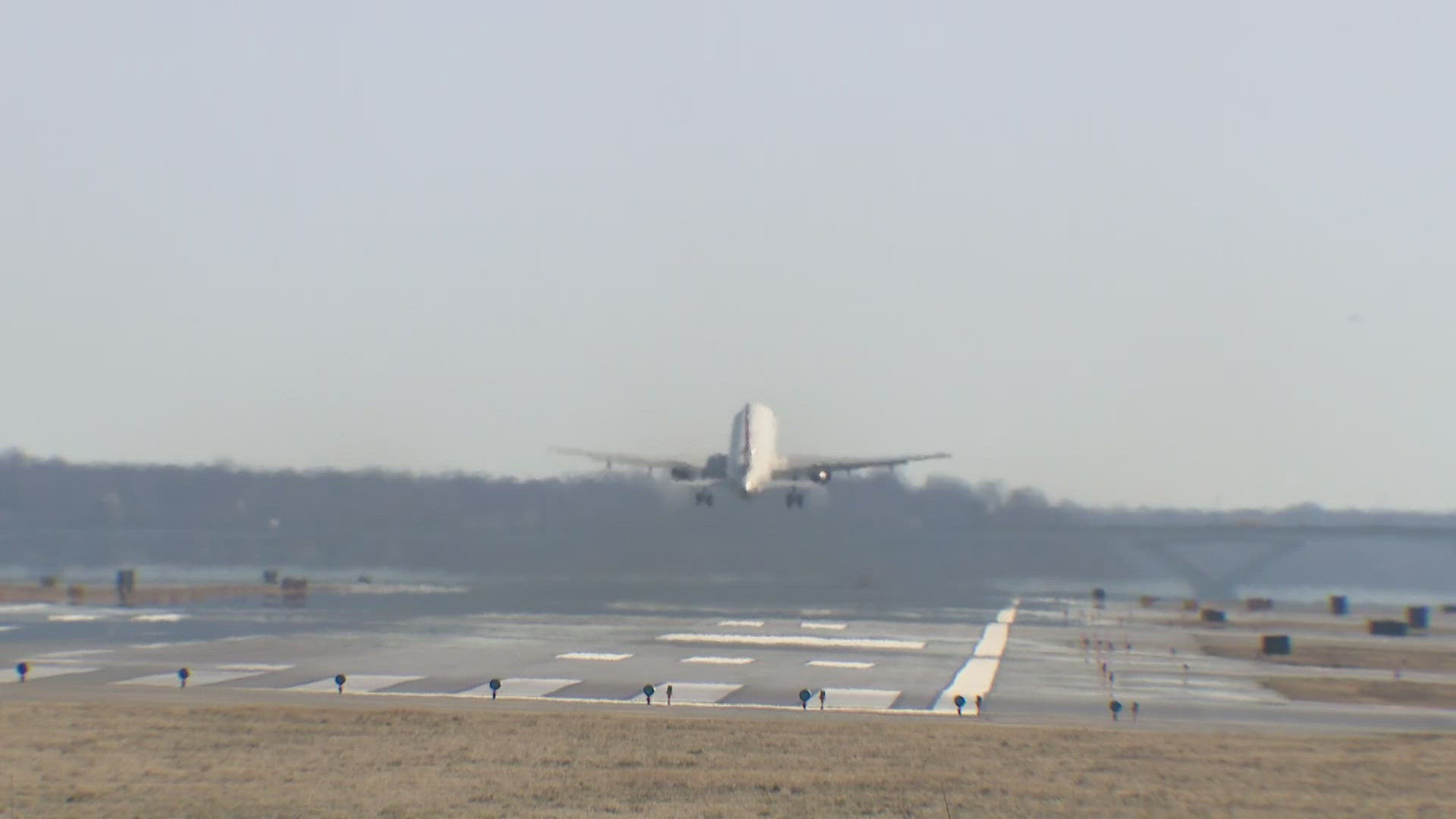 Plane bumps into wing at Reagan National Airport | weareiowa.com