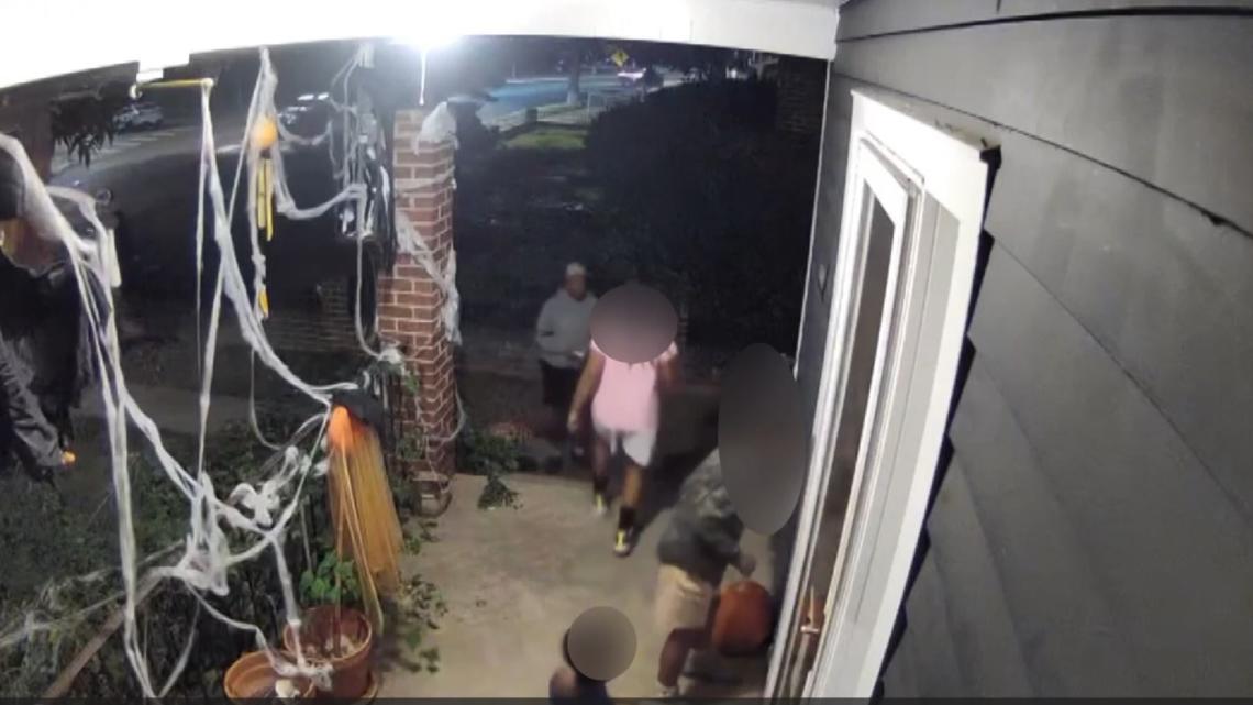 Ring camera shows adult directing kids to steal Halloween decor | fox43.com