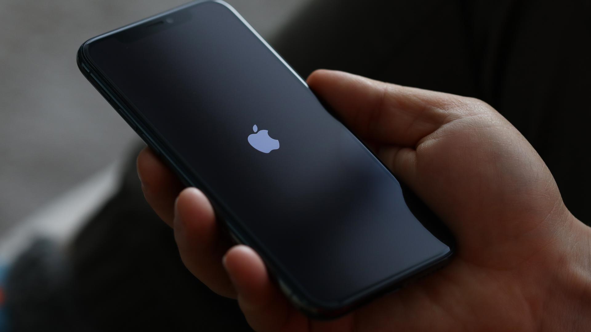 Men submitted fake iPhones 6,000 times to get real ones back | fox43.com