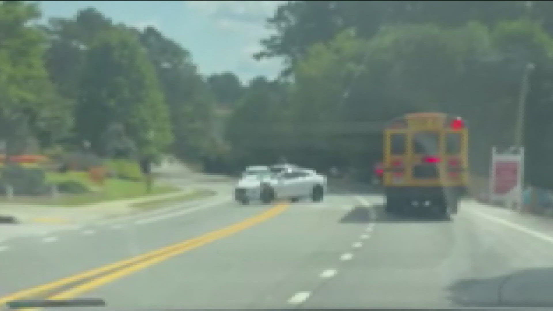 Waymo driverless car caught illegally passing school bus | fox43.com