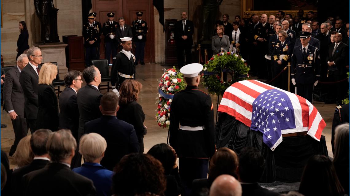 Jimmy Carter's family walks alongside his casket during horse-drawn ...