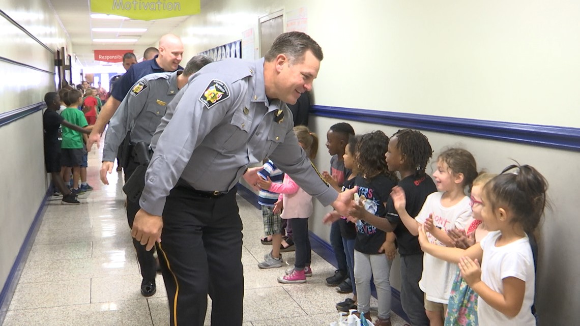 Students show appreciation to law enforcement at Thank a Police Officer ...