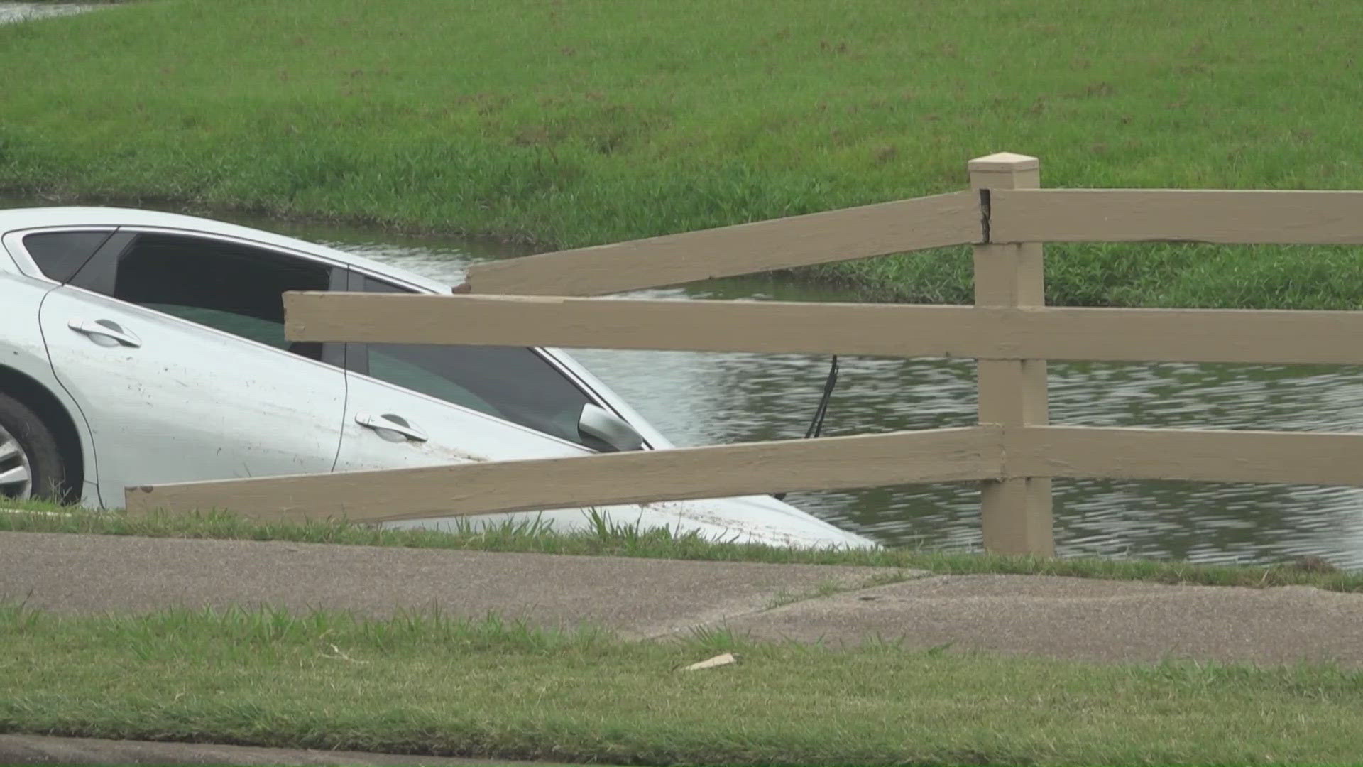 Car pulled from pond after Jones Valley Wreck | rocketcitynow.com