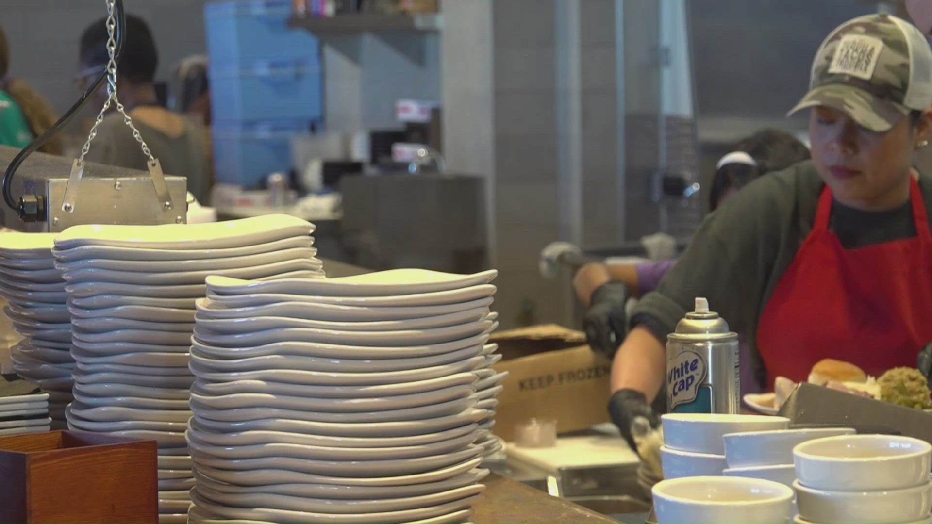 Chuck's Fish hosts free Thanksgiving meal to give back to local ...