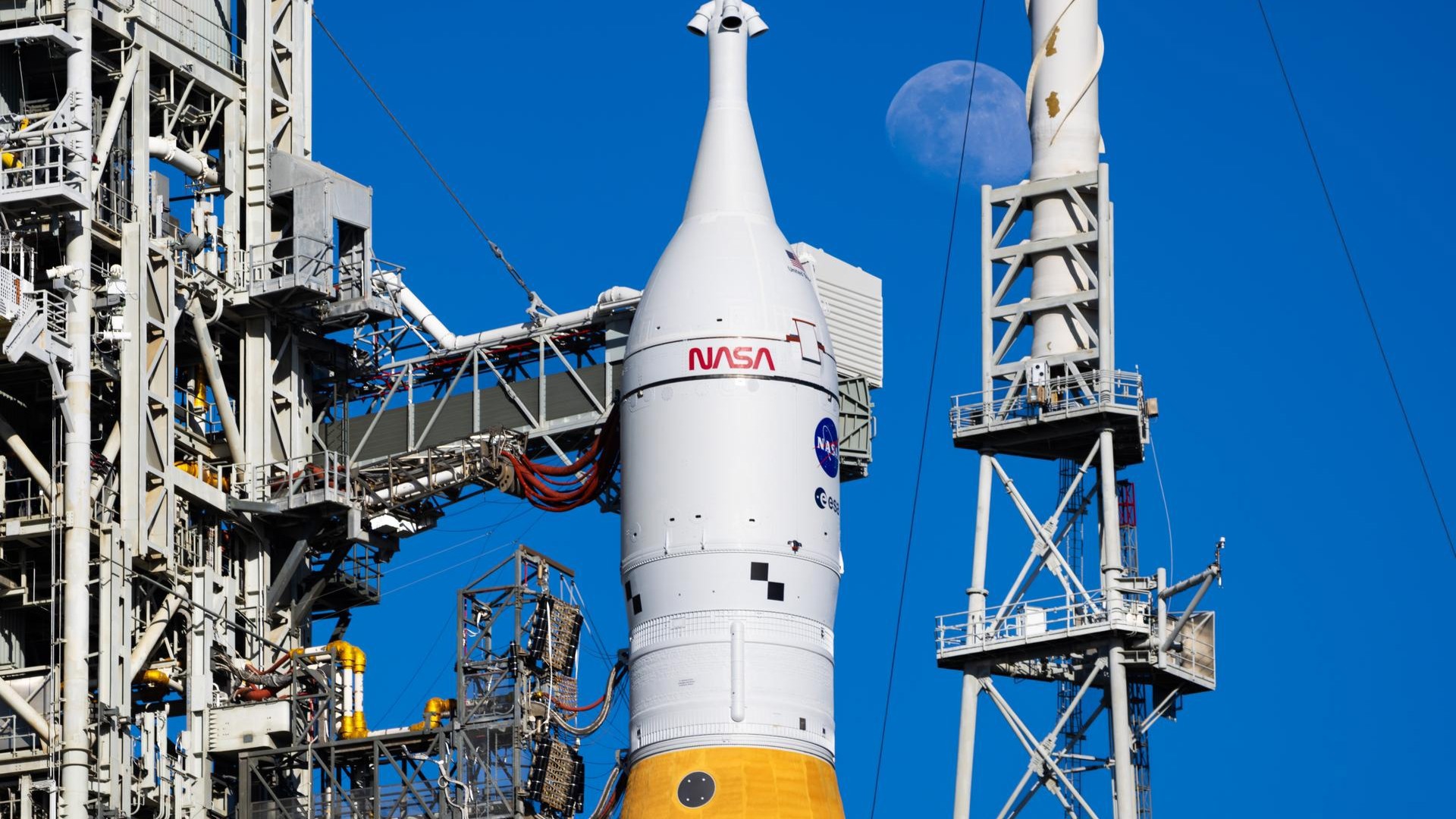 NASA moon rocket hit by new problem, putting March launch with ...