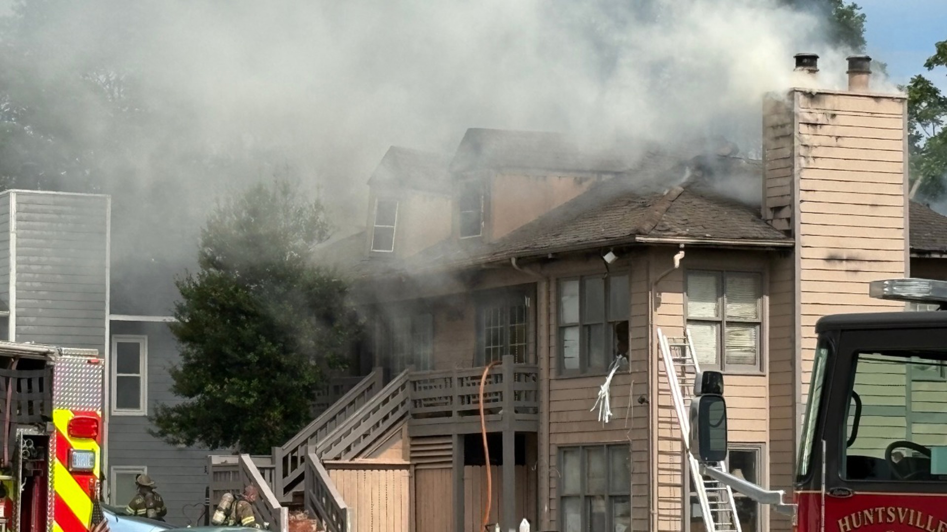 Huntsville firefighters work to put out Village Drive apartment fire ...