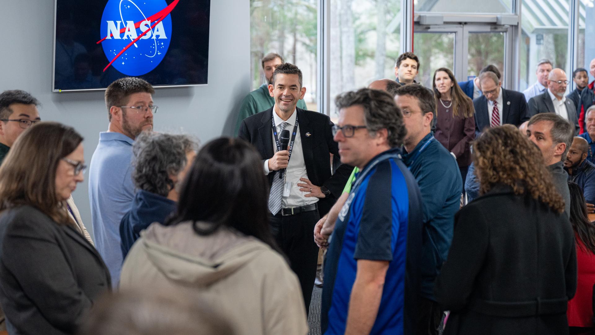 Isaacman visits MSFC, meets with NASA's Huntsville team during ...