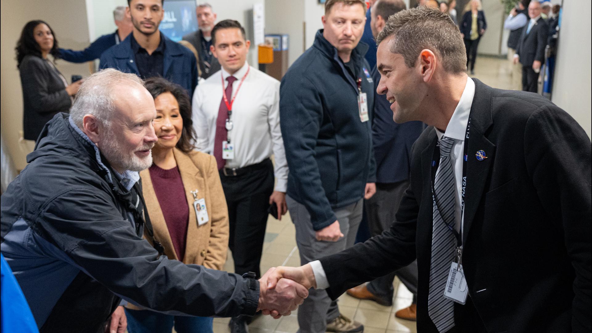 Isaacman visits MSFC, meets with NASA's Huntsville team during ...