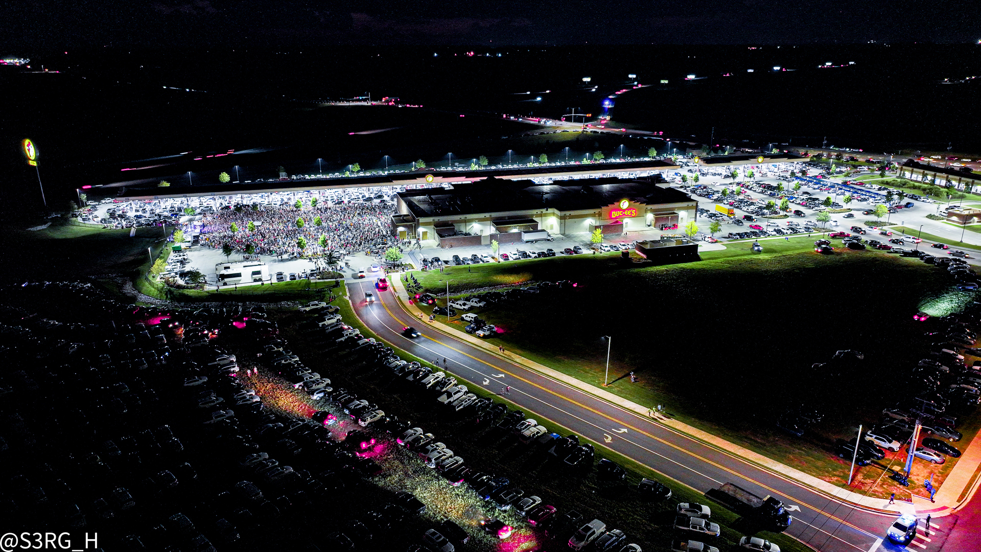 Keith Urban pop-up concert at Buc-ee's, Athens, AL | rocketcitynow.com