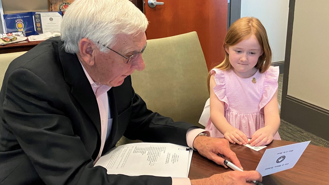 Athens girl asks mayor for gingerbread contest | rocketcitynow.com