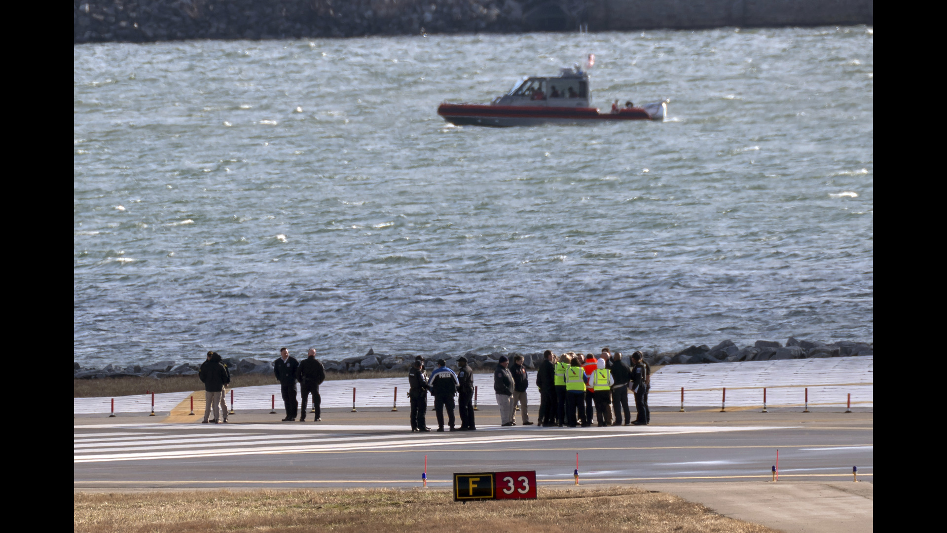 Recovery crews, divers return to Potomac debris after deadly midair ...