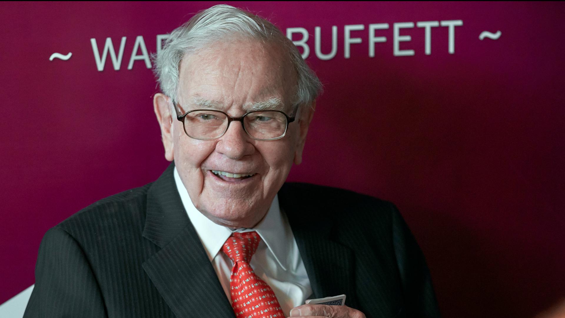 Warren Buffett offers Donald Trump some advice while celebrating ...