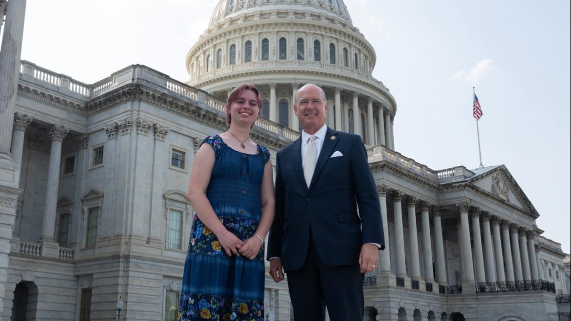 DAR student meets AL congressman in Washington to celebrate art win ...