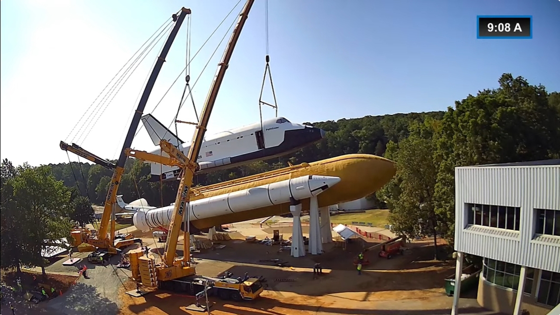 TIME LAPSE: Cranes lift the body of the orbiter mock-up 'Pathfinder ...